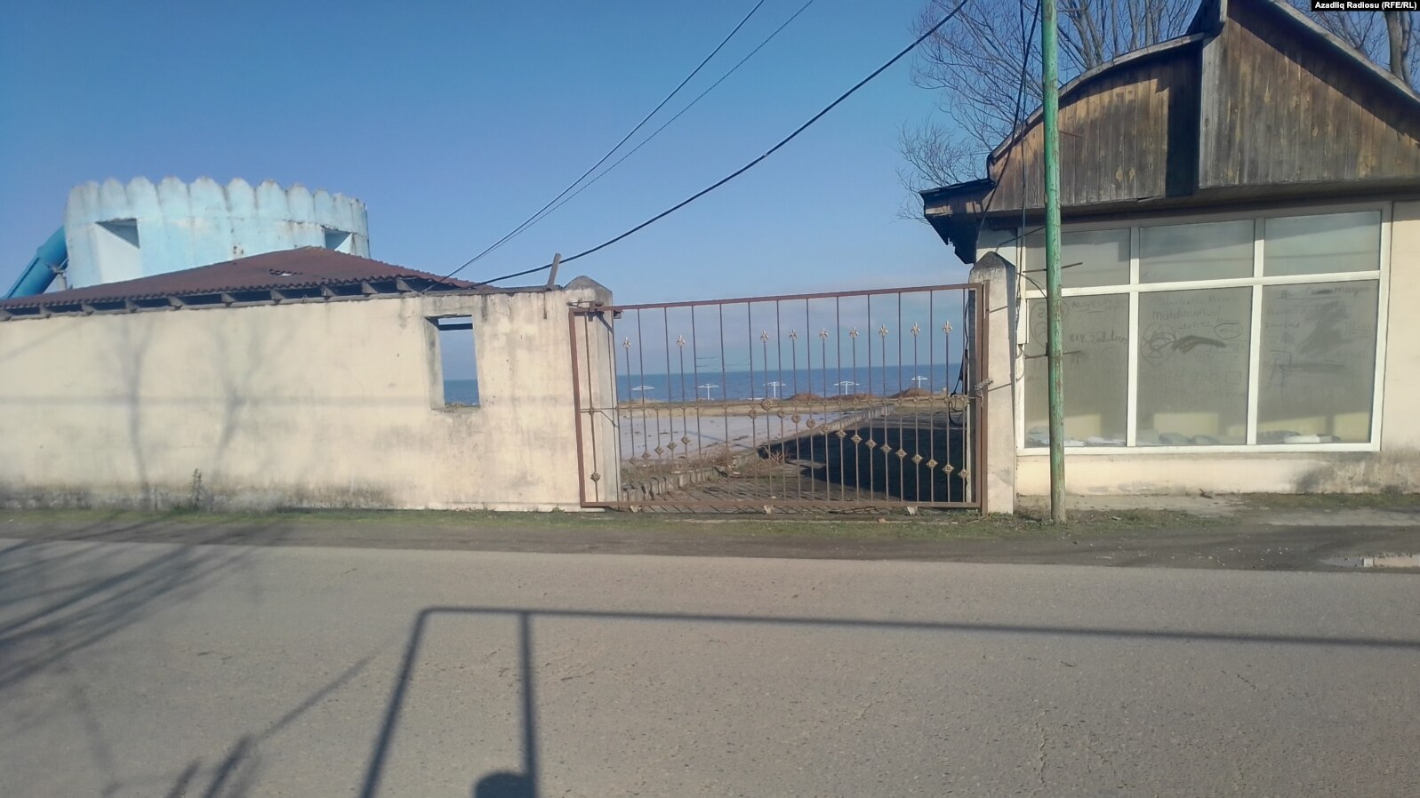 Astara sakini: "Dəniz hasarlanır"