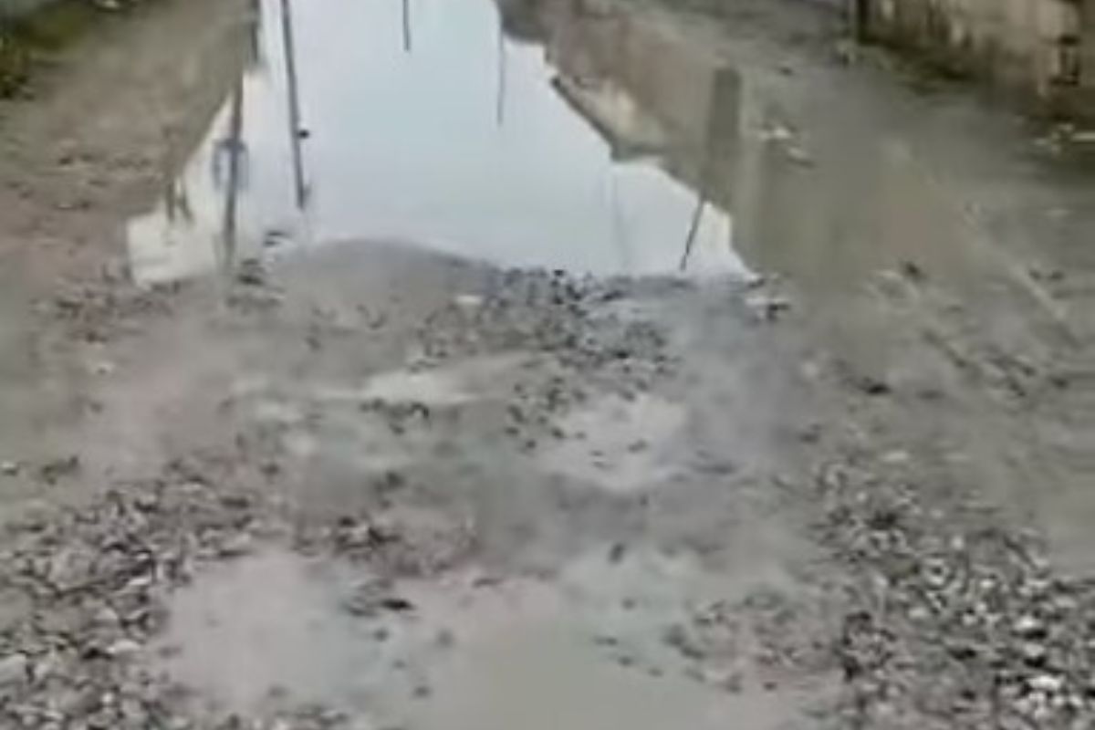 Qışda palçıqdan, yayda tozdan keçilməz olan Füzuli küçəsi